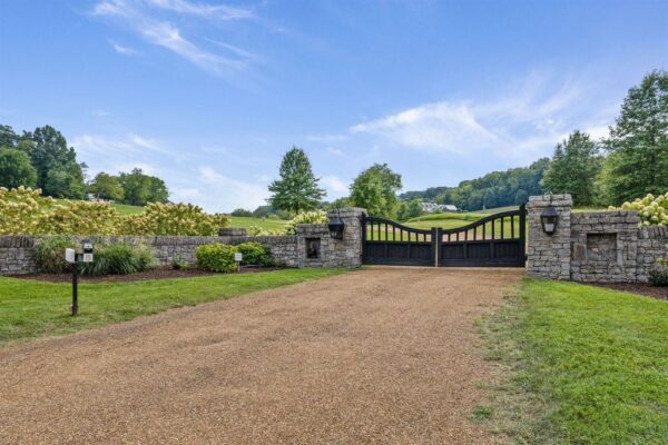 Countryside Paradise: Trophy Farm in Franklin, Tennessee Offers ...