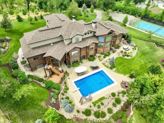 Magnificent 2-Story Masterpiece in Cedar Rapids, Iowa
