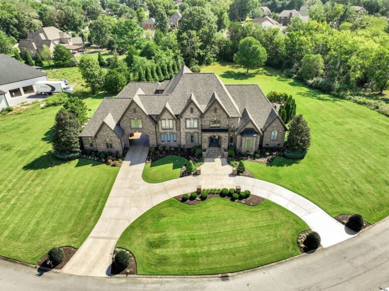 An Executive Home in Mount Juliet, Tennessee