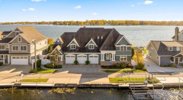 Experience the Magic of Lake Wawasee: Luxury Residence in Syracuse ...
