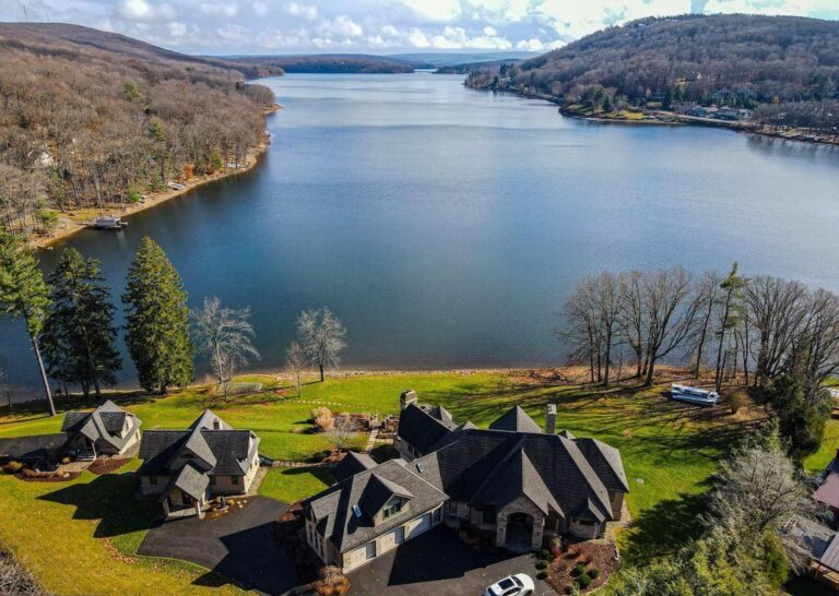 Four Seasons Retreat: A $7.299 Million Lakeside Estate in McHenry, Maryland