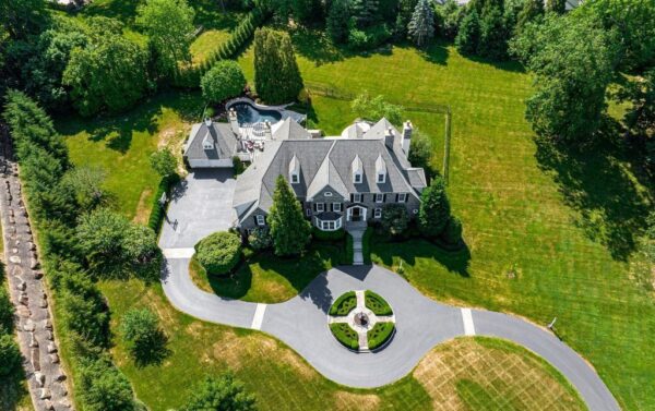 A Spectacular Devon Estate with Opulent Amenities, Listed at $3.895 ...