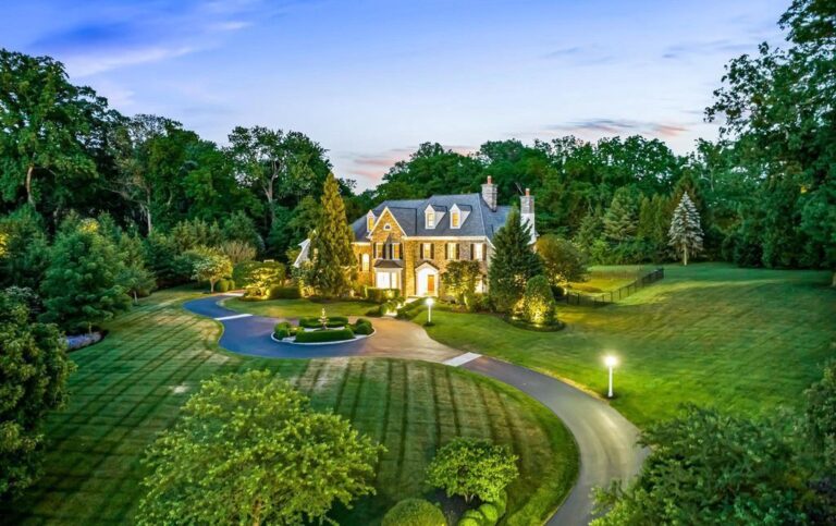 A Spectacular Devon Estate with Opulent Amenities, Listed at $3.895 ...