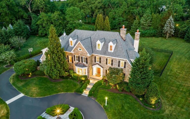 A Spectacular Devon Estate with Opulent Amenities, Listed at $3.895 ...