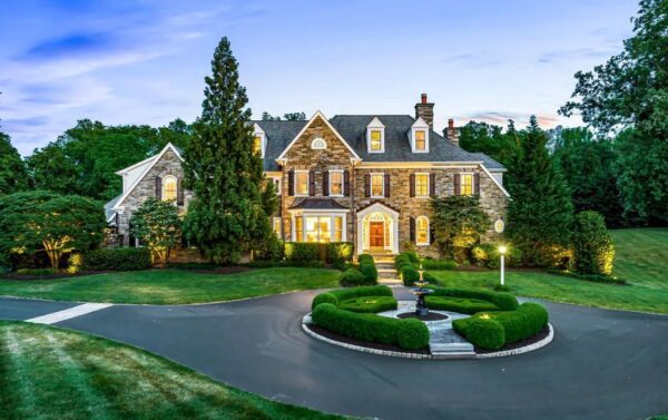A Spectacular Devon Estate with Opulent Amenities, Listed at $3.895 ...