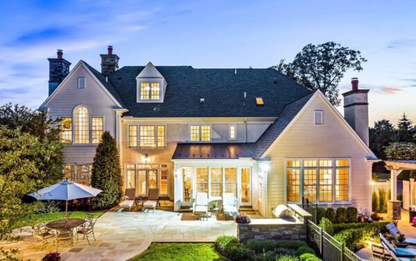 A Spectacular Devon Estate with Opulent Amenities, Listed at $3.895 ...