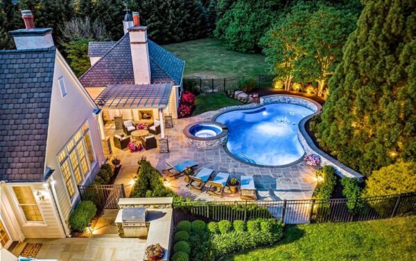 A Spectacular Devon Estate with Opulent Amenities, Listed at $3.895 ...