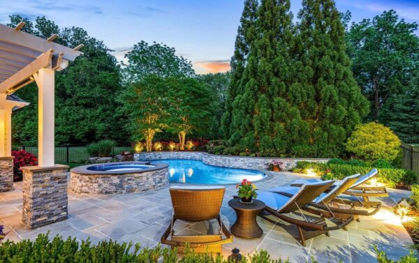 A Spectacular Devon Estate with Opulent Amenities, Listed at $3.895 ...