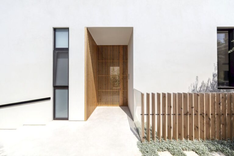 SDT House, Harmonizing Light and Space by Ronnie Alroy Architects