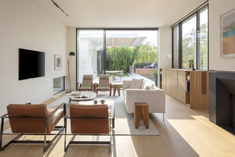 SDT House, Harmonizing Light and Space by Ronnie Alroy Architects