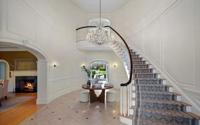 Southern Splendor Estate: A Sunlit Haven of Luxury, Privacy, and ...