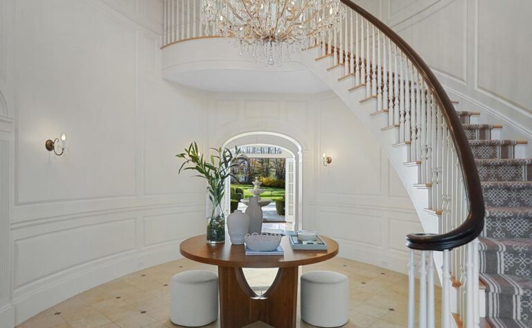 Southern Splendor Estate: A Sunlit Haven of Luxury, Privacy, and ...
