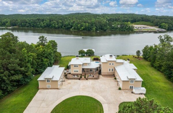 Unparalleled Property with Stunning Views and Exclusive Privacy in ...