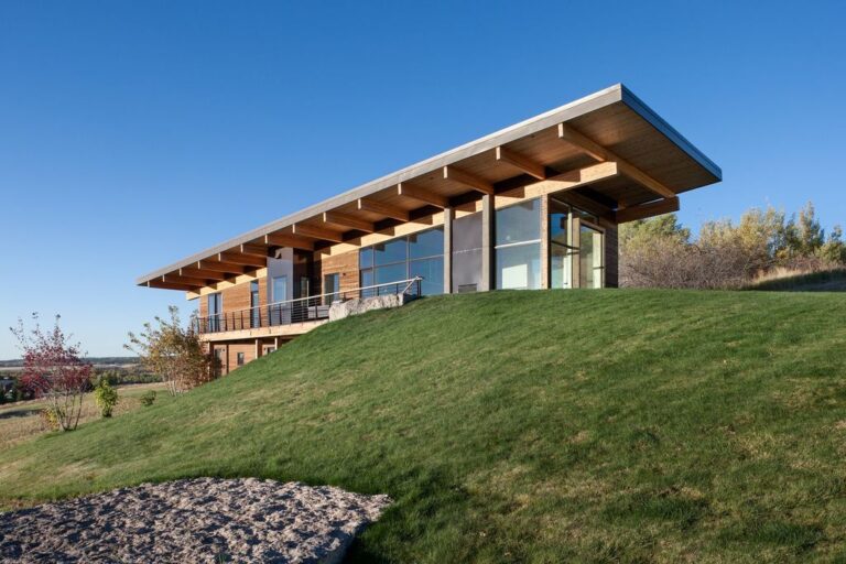 The Burrow House, Modern yet Sustainable by Ward + Blake Architects