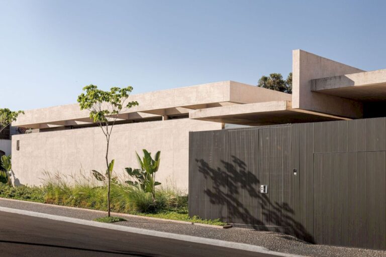 LC House with Contemporary Design by Caracho Arquitetos
