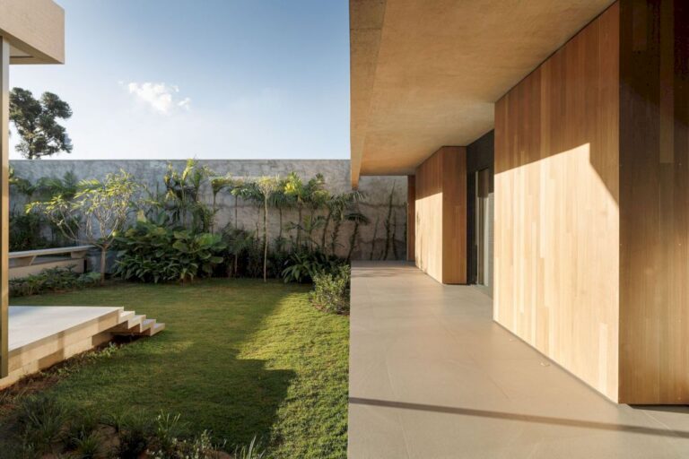 LC House with Contemporary Design by Caracho Arquitetos