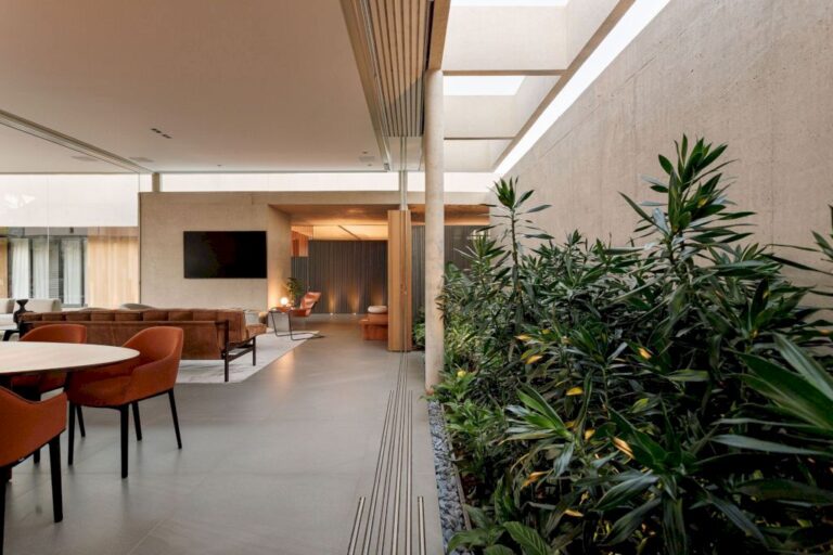 LC House with Contemporary Design by Caracho Arquitetos