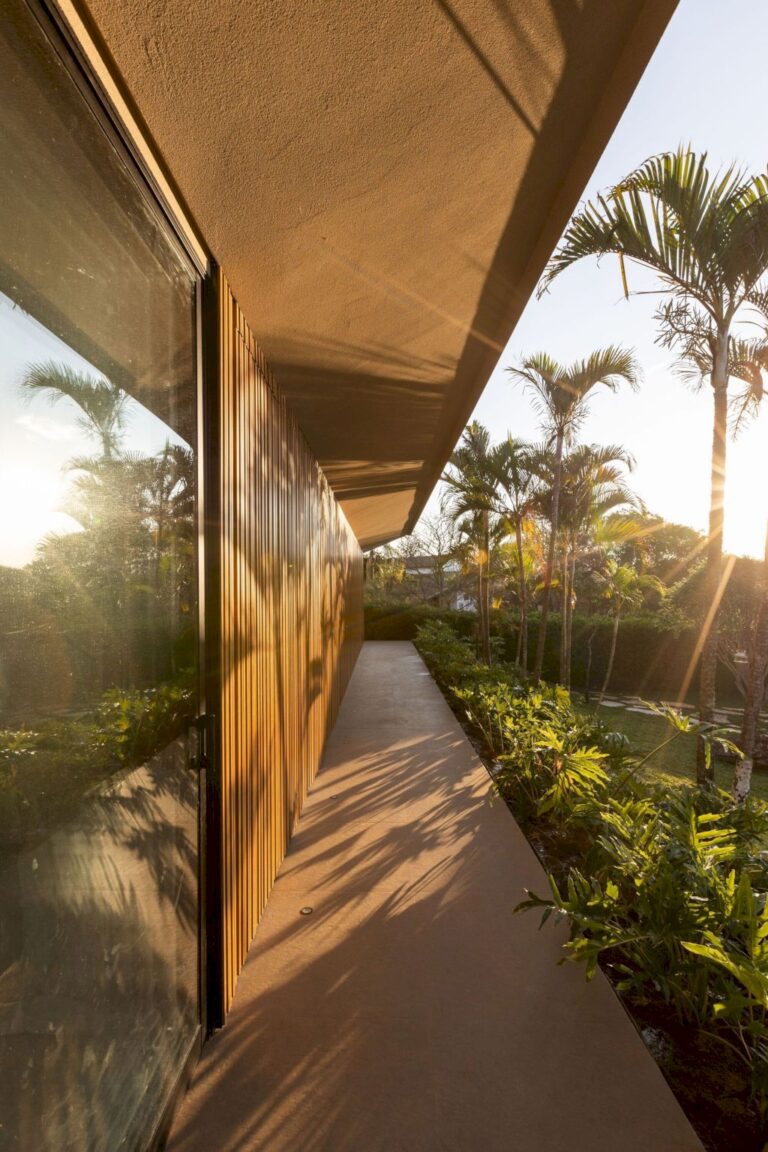 MCZ House Embraces Nature by NIU Arquitetura e Construção