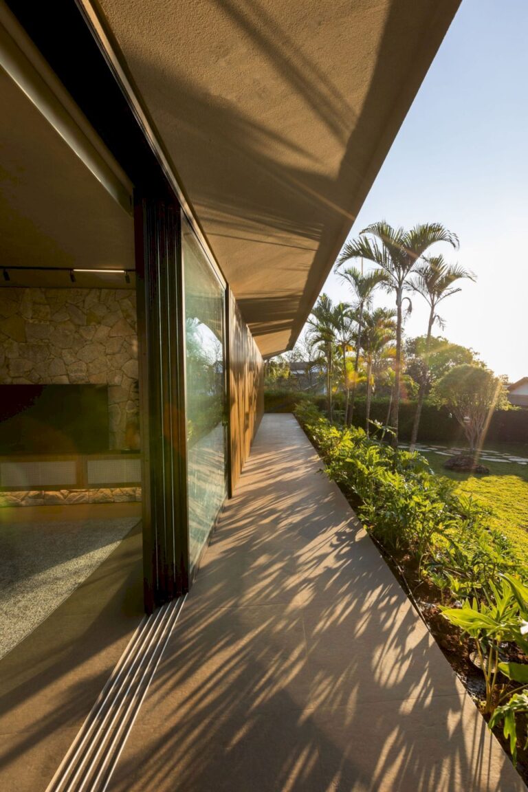 MCZ House Embraces Nature by NIU Arquitetura e Construção