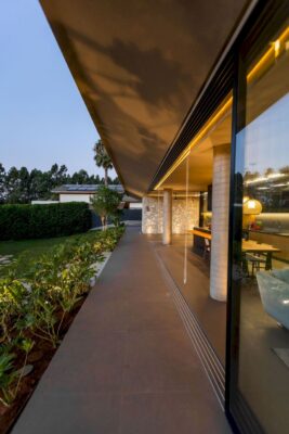 MCZ House Embraces Nature by NIU Arquitetura e Construção