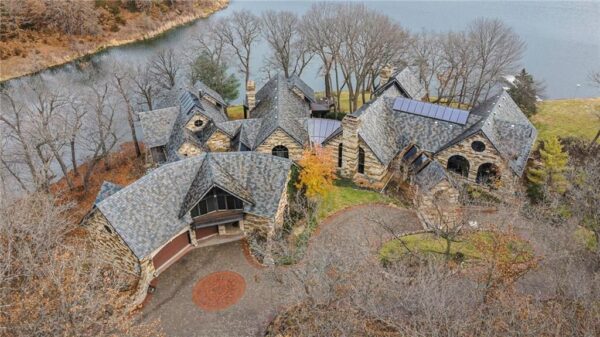 Waterfront Retreat: 9-Acre Missouri Estate Offers Exquisite Resort ...