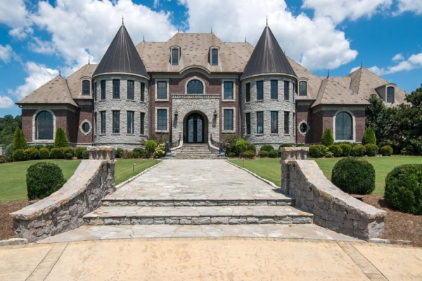Stunning 20-acre Gated Estate with The Ultimate Amenities in Tennessee