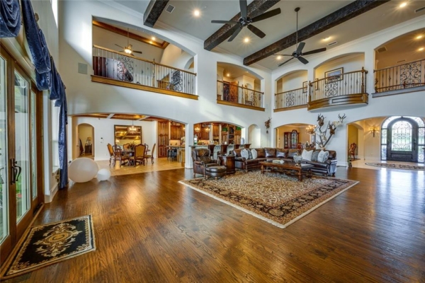 A Stunning Estate on A Picturesque 1.5-acre Waterfront Lot in Texas