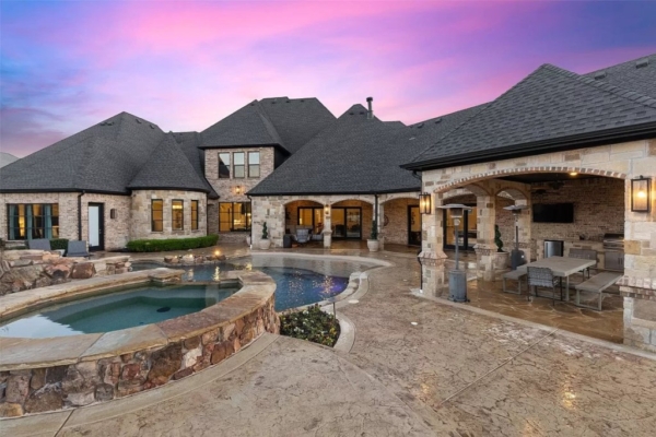 This Elegant Home in Southlake Offers A Harmonious Blend of Luxury and Comfort