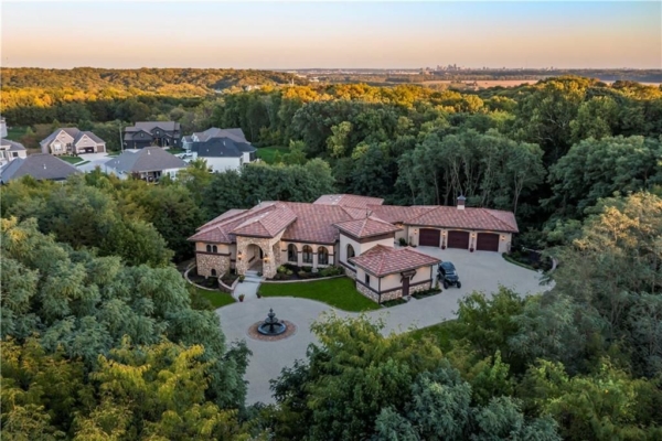Exquisite Retreat: Stunning 3-Acre Home in Parkville, Missouri Offered ...