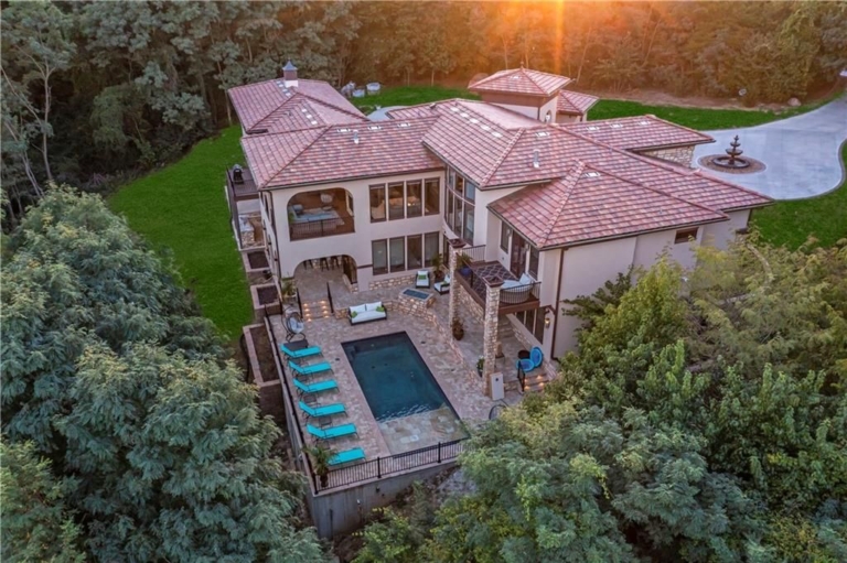 Exquisite Retreat: Stunning 3-Acre Home in Parkville, Missouri Offered ...