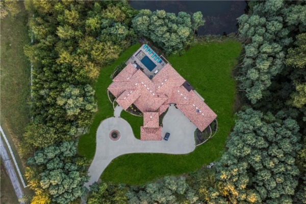 Exquisite Retreat: Stunning 3-Acre Home in Parkville, Missouri Offered ...