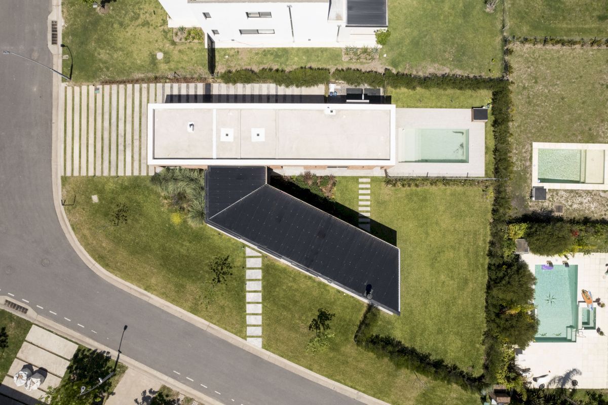 J House, Harmony of Form and Function by Pirca Arquitectura