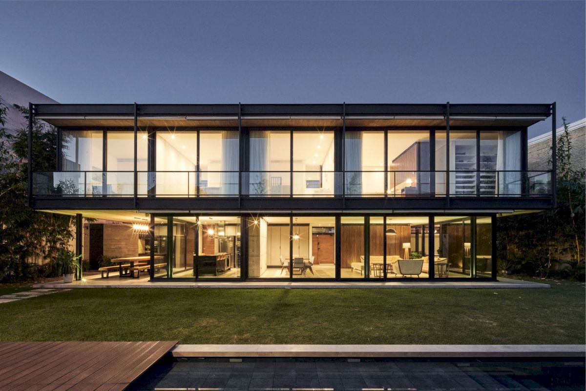 SV House, Modern Elegance in a Gated Community by Sommet | Luxury Houses