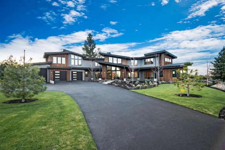 Mountain Modern Majesty: A Luxurious Retreat in Bend's Tree Farm ...