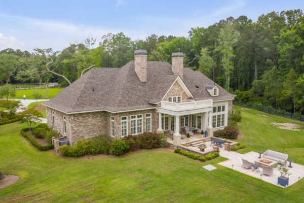 Southern Charm: Luxurious Estate with Main House, Guest House, and ...
