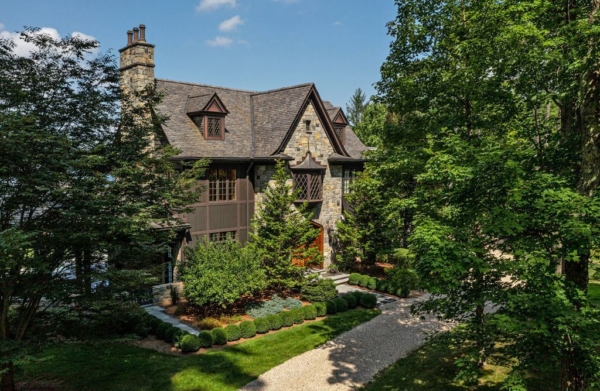 Lakeside Oasis: A Masterpiece of Design, Craftsmanship, and Vision in ...