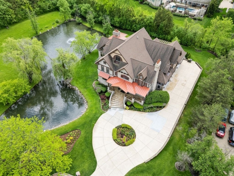 Luxury Oasis in Illinois: A Spectacular Retreat with Stunning Water ...