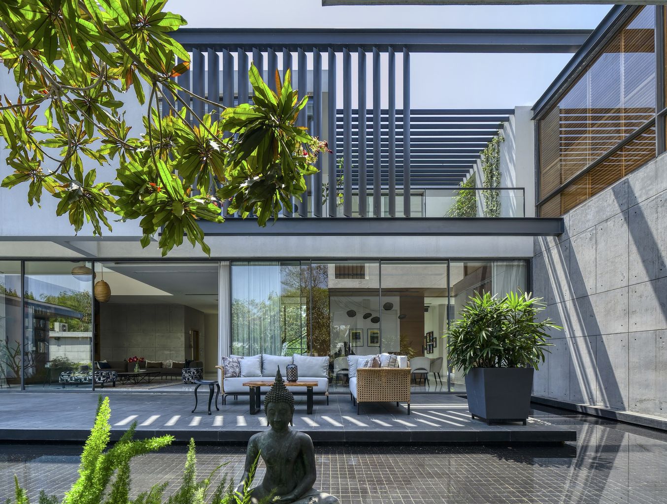 Planar House, Layered Monolithic Volumes by DADA Partners