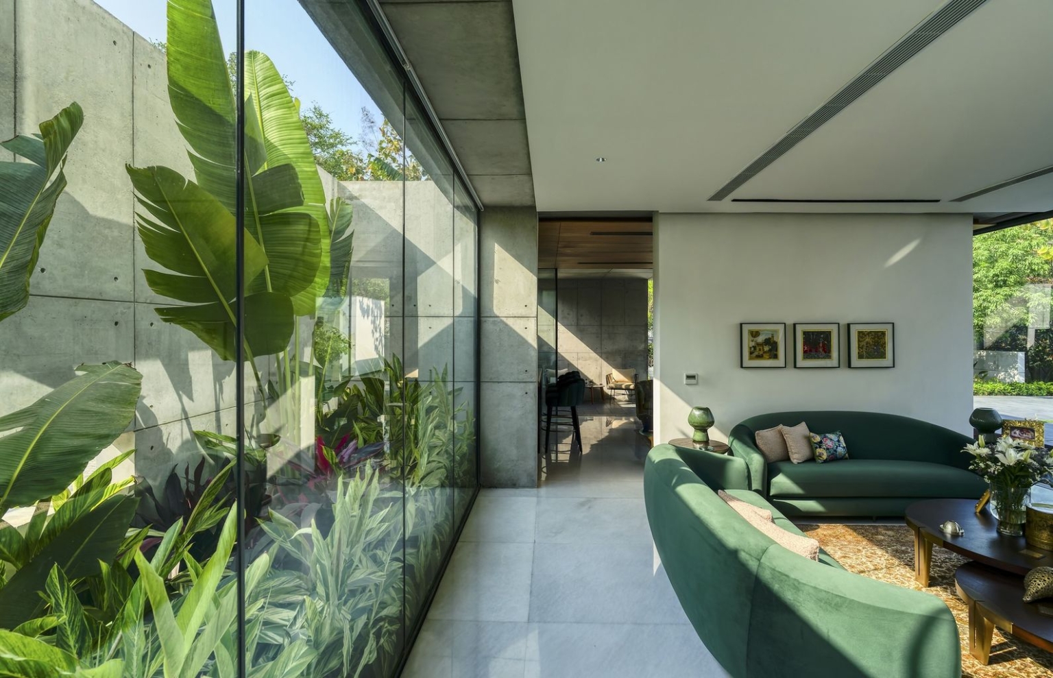 Planar House, Layered Monolithic Volumes by DADA Partners