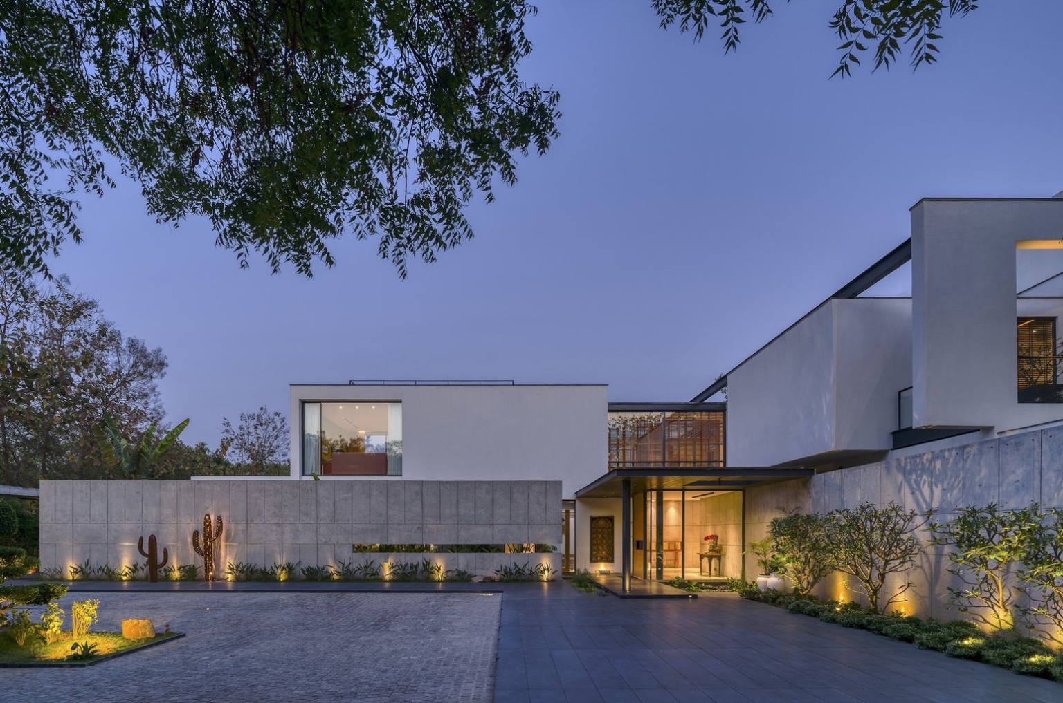 Planar House, Layered Monolithic Volumes by DADA Partners