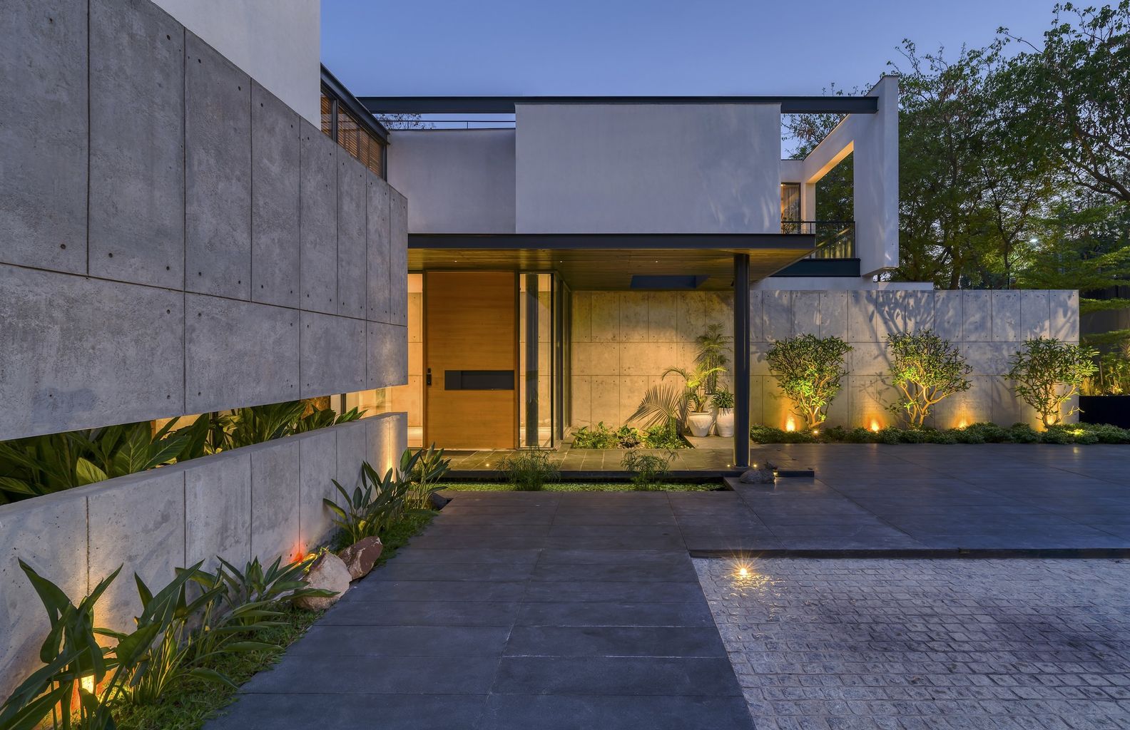 Planar House, Layered Monolithic Volumes by DADA Partners