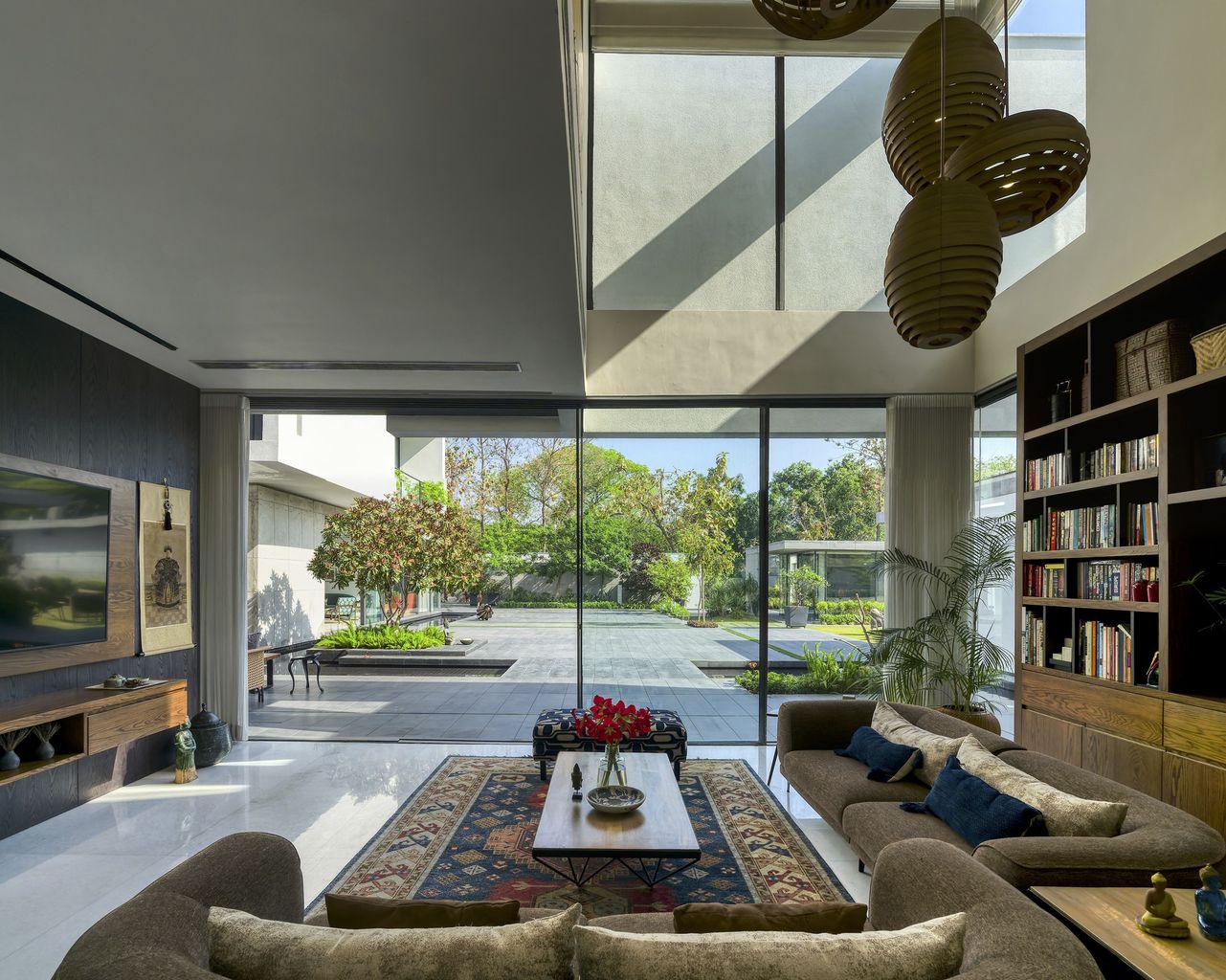 Planar House, Layered Monolithic Volumes by DADA Partners