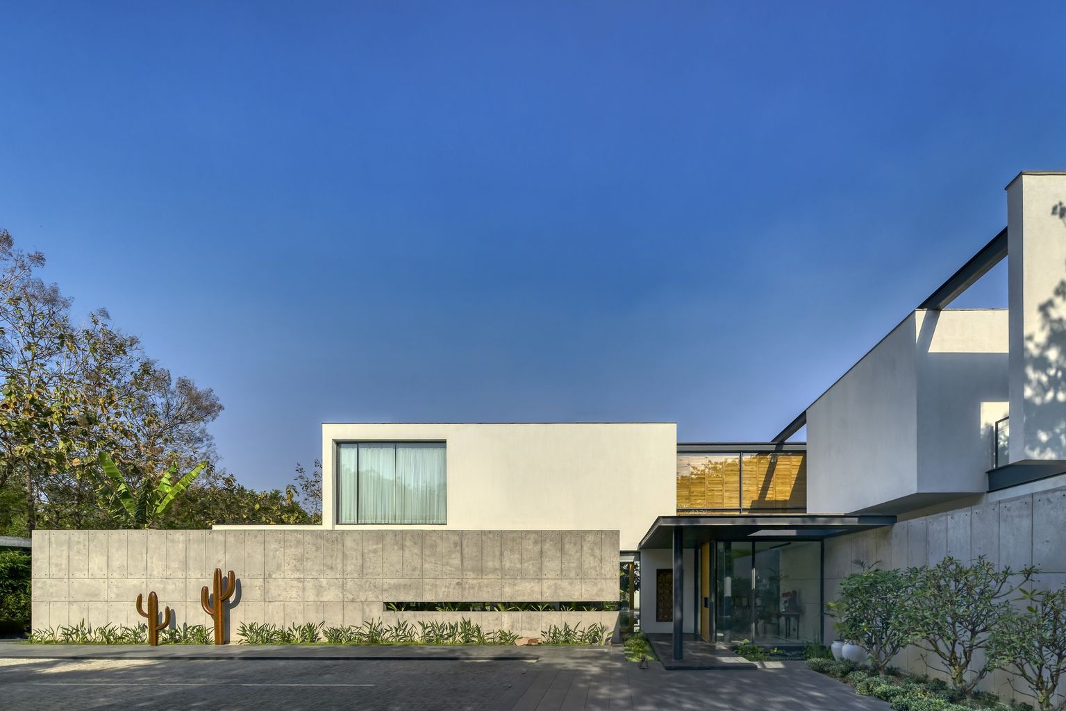 Planar House, Layered Monolithic Volumes by DADA Partners