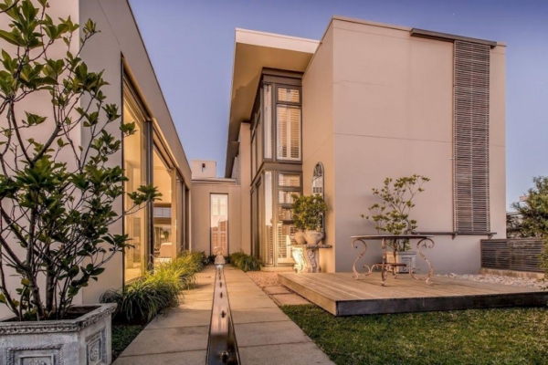 Hawaan 5085 House in Umhlanga by Kevin Lloyd Architects