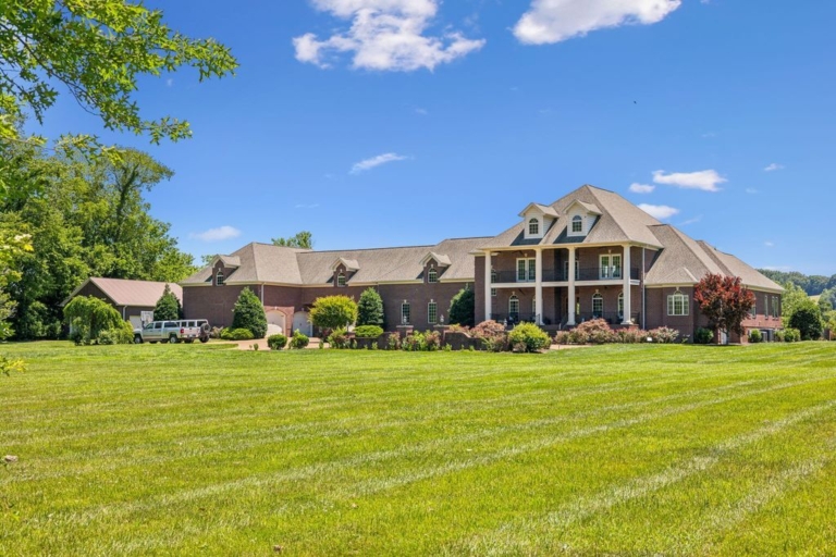 Romantic and Sophisticated Gated Riverfront Estate in Tennessee with ...