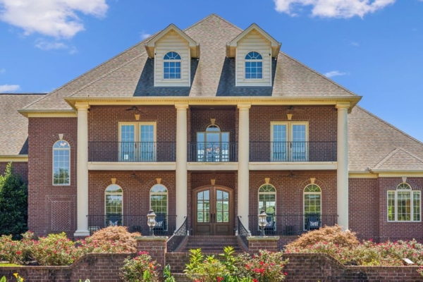 Romantic and Sophisticated Gated Riverfront Estate in Tennessee with ...
