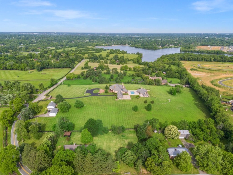 A Luxurious 10-Acre Estate in Lexington, Kentucky: A True Masterpiece ...