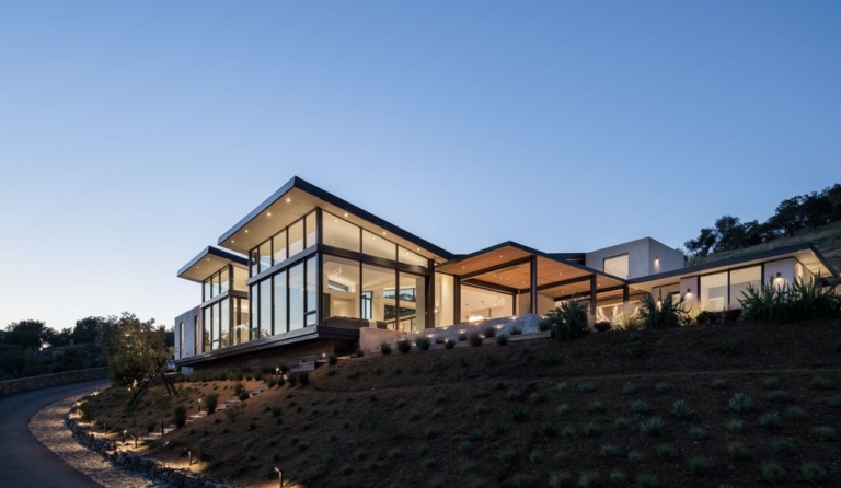 Ridgeview House, Contemporary Retreat by Signum Architecture