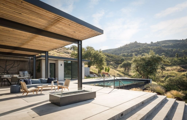 Ridgeview House, Contemporary Retreat by Signum Architecture