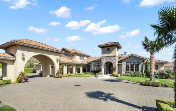 Exclusive Vineyard Retreat: Tuscan-Style Villa on Pete's Mountain ...